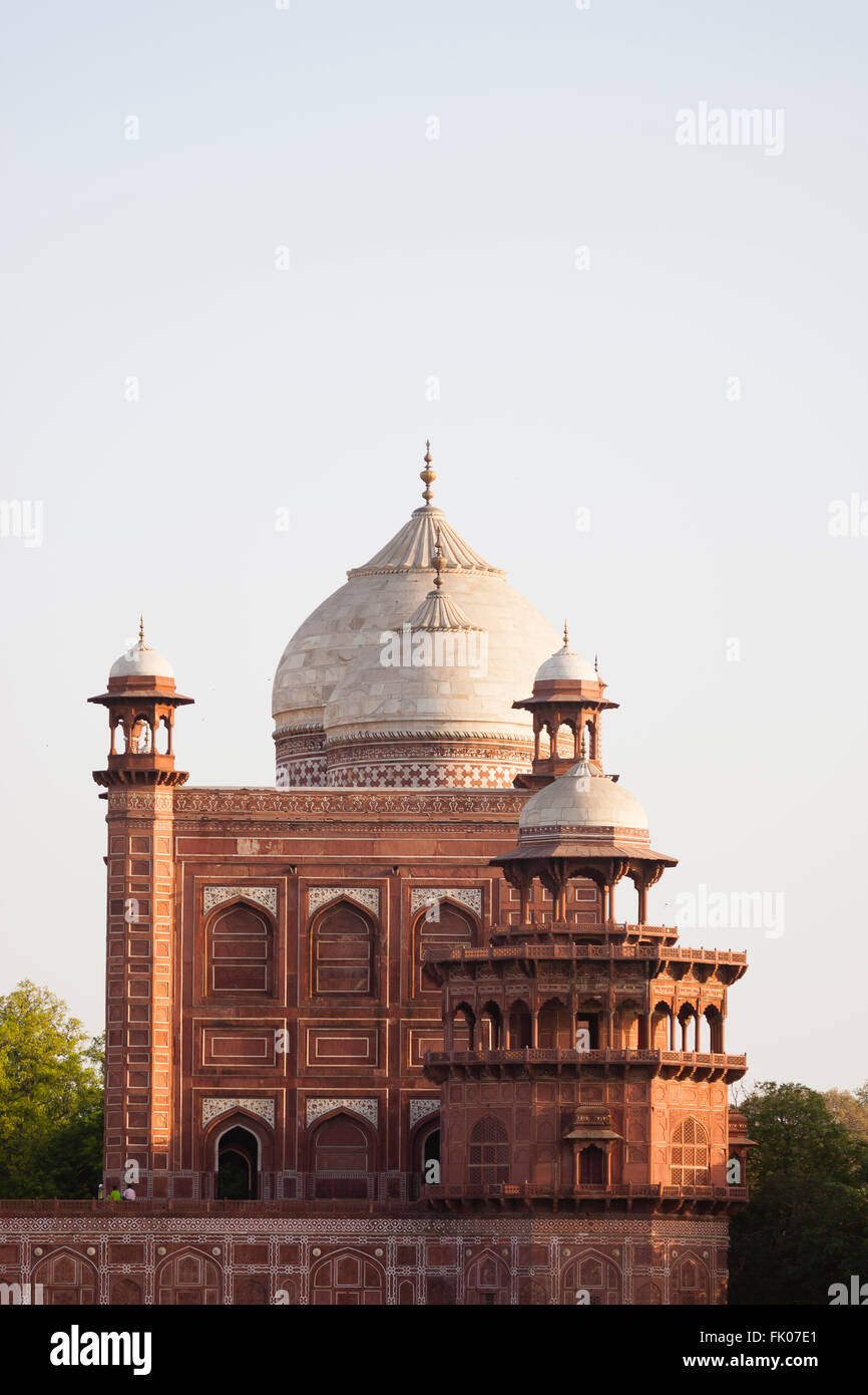 Agra, India. Detail of tower nearby the Taj Mahal Stock Photo - Alamy