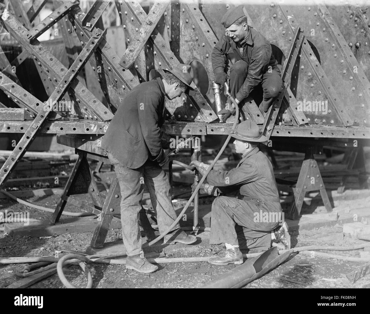 Shipyard workers Black and White Stock Photos & Images - Alamy