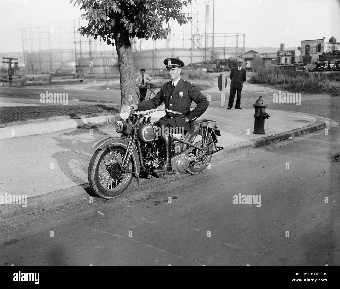 Metropolitan police motorcycle police officer Black and White Stock ... Metropolitan police motorcycle police officer Black and White Stock ...