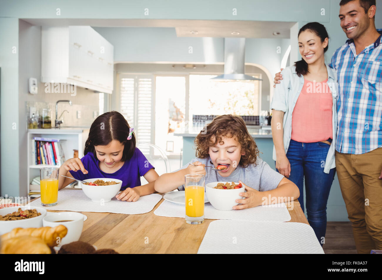 Children eating breakfast hi-res stock photography and images - Alamy