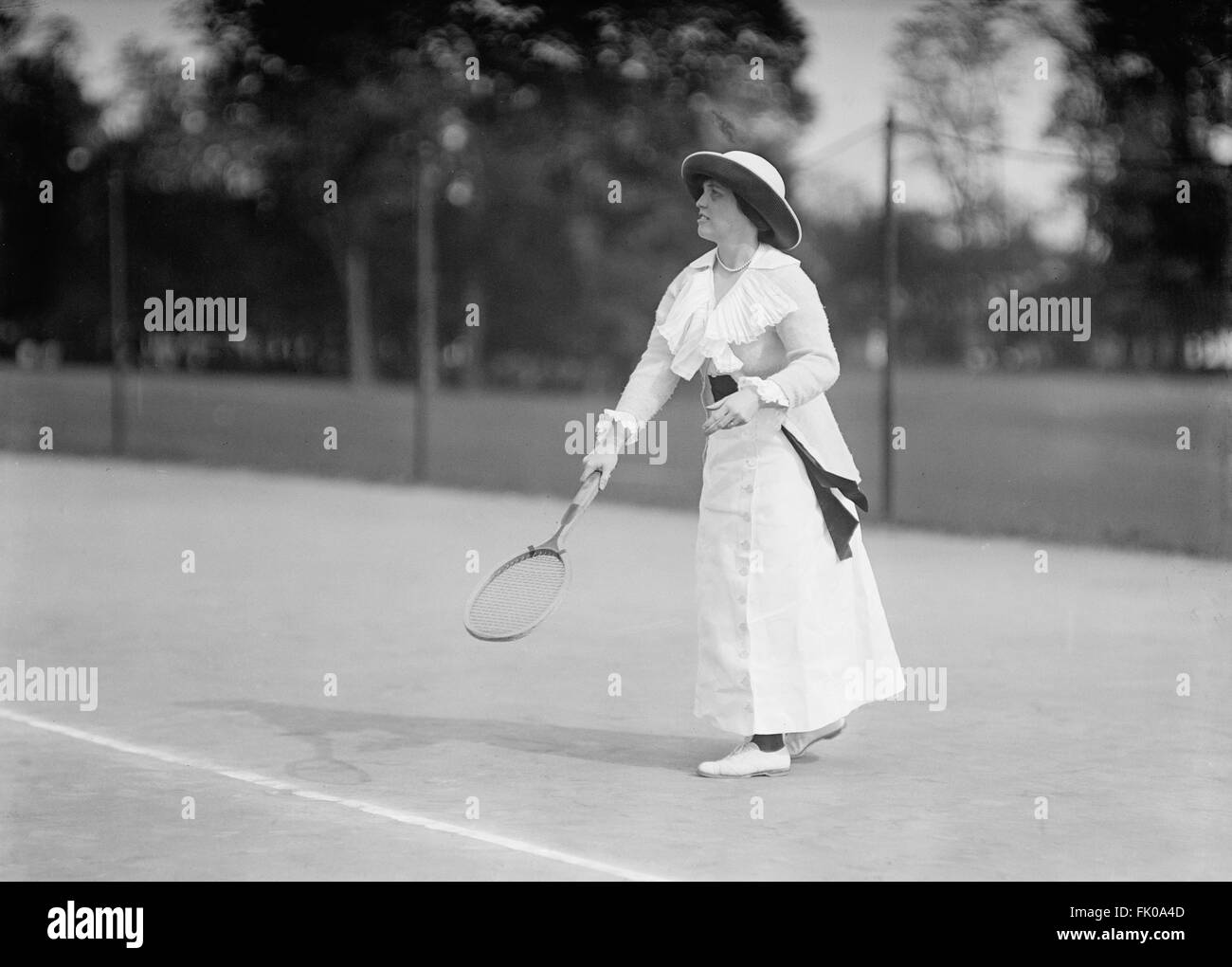 Vintage woman tennis hi-res stock photography and images - Alamy