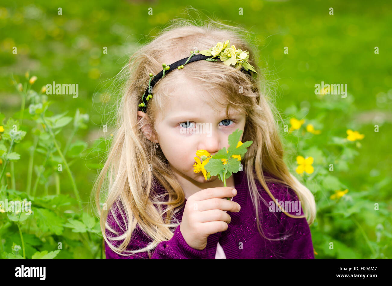 Child smelling flowers hi-res stock photography and images - Alamy