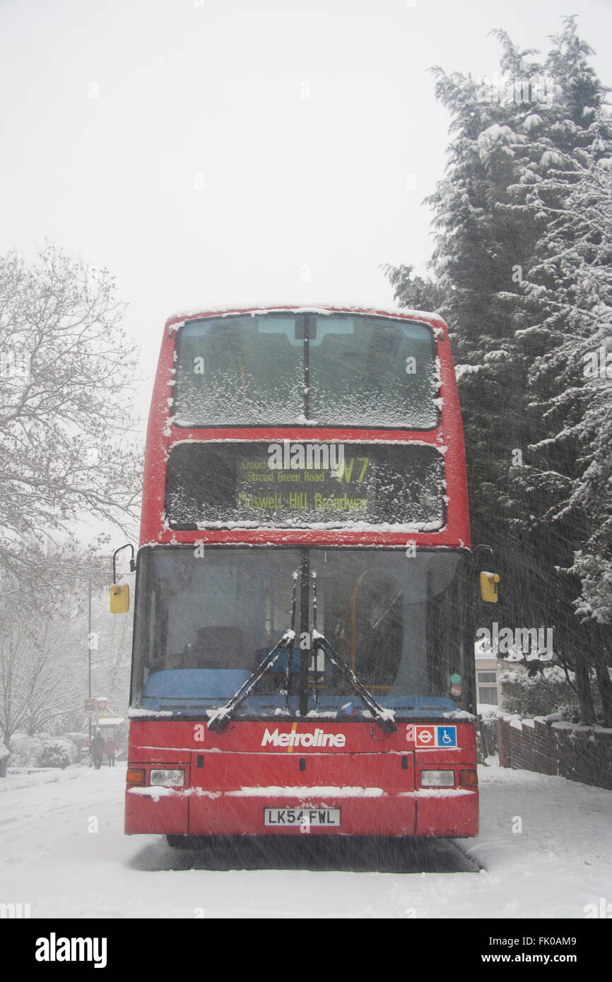 Muswell Hill, London. A double decker W7 bus stranded in the snow Stock ...