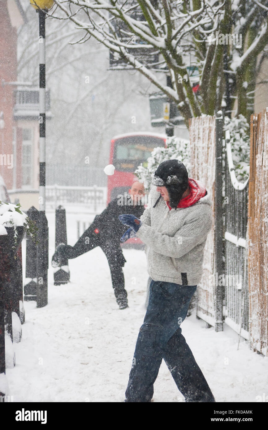 Snowball fight uk hi-res stock photography and images - Alamy