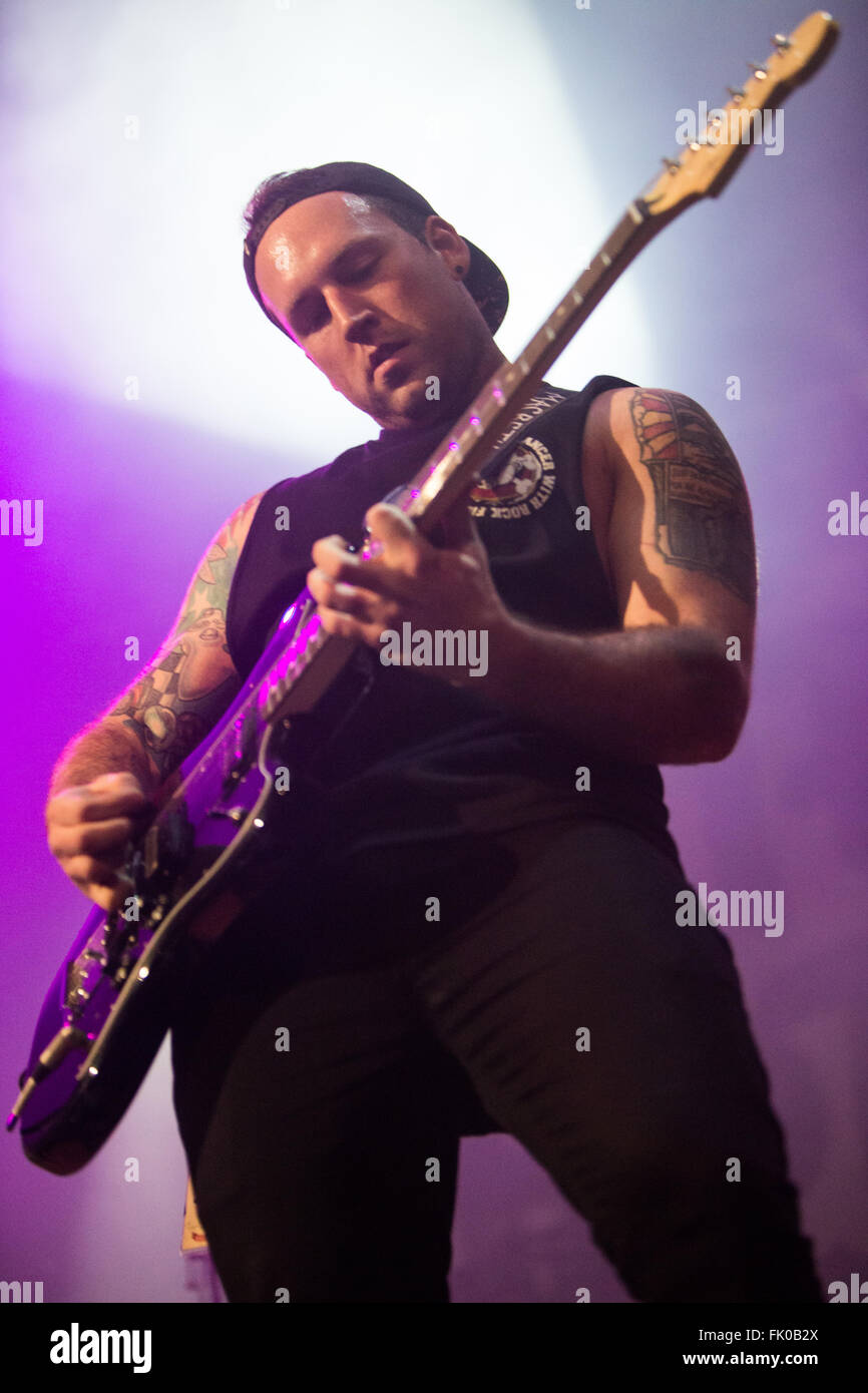 Bottom line hi-res stock photography and images - Alamy