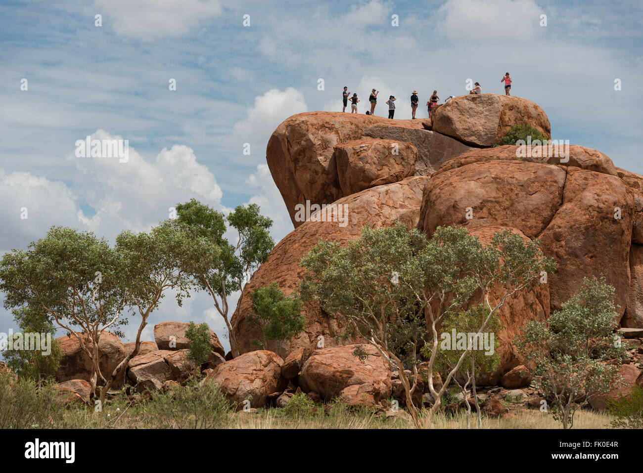 Daytrip tourists from an outback bus tour in the Devils Marbles ...