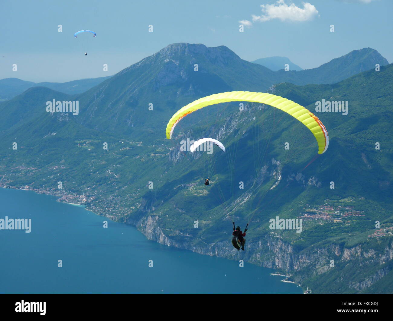 Paraglider over lake hi-res stock photography and images - Alamy