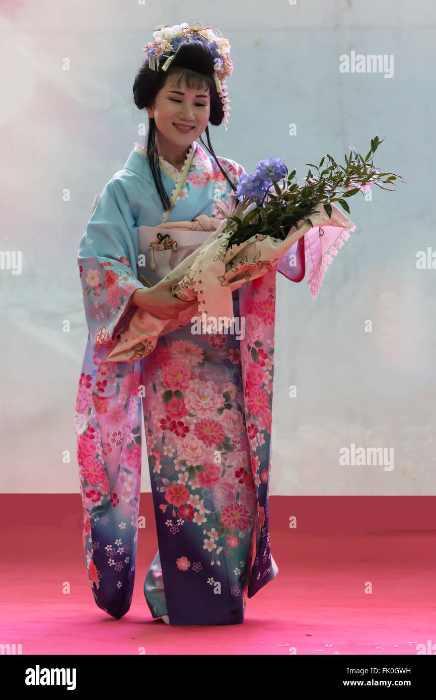 Geisha ready for performing an ikebana ceremony at the Oriental ...