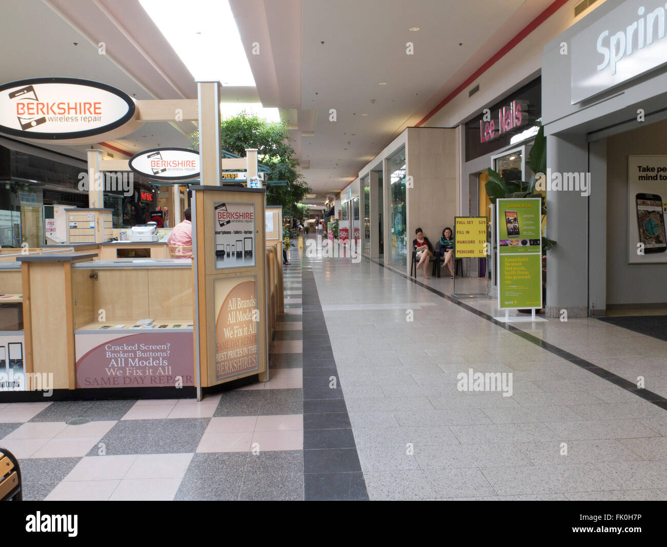 Empty mall hi-res stock photography and images - Alamy