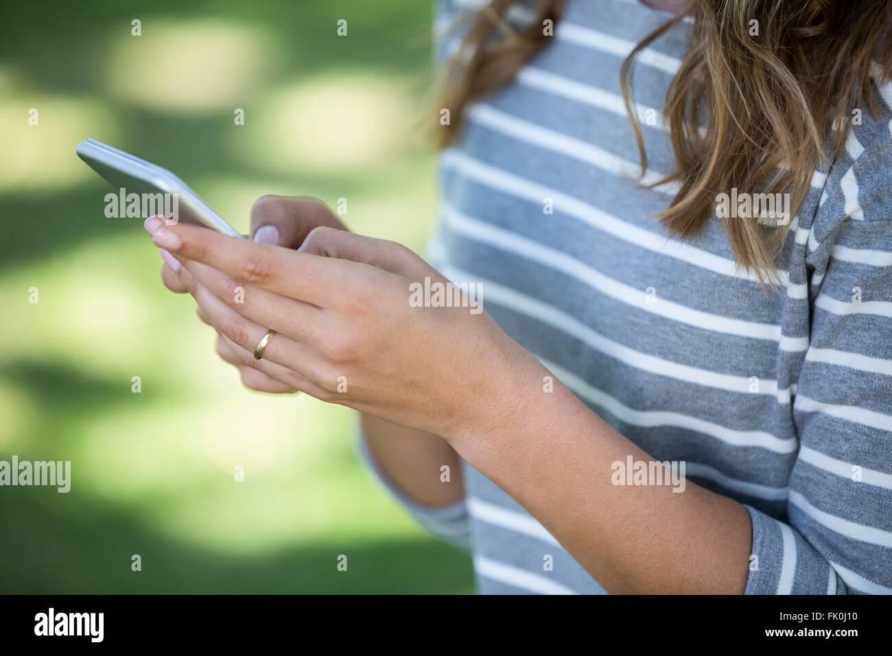 Close-up of hands using a smartphone Stock Photo - Alamy