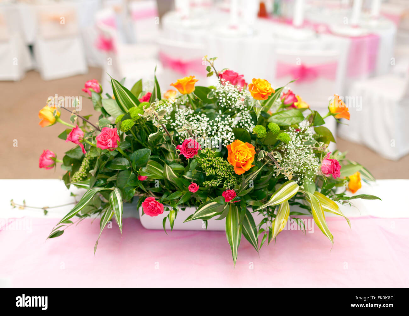 Pink roses table bouquet hi-res stock photography and images - Alamy