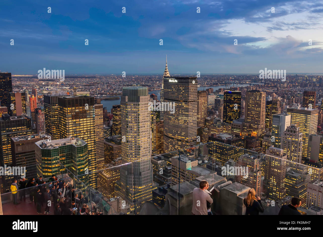 Sightseeing from the View over Midtown Manhattan skyline at sunset from ...