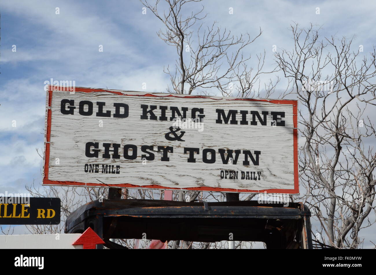 gold king mine and ghost town sign jerome arizona Stock Photo - Alamy