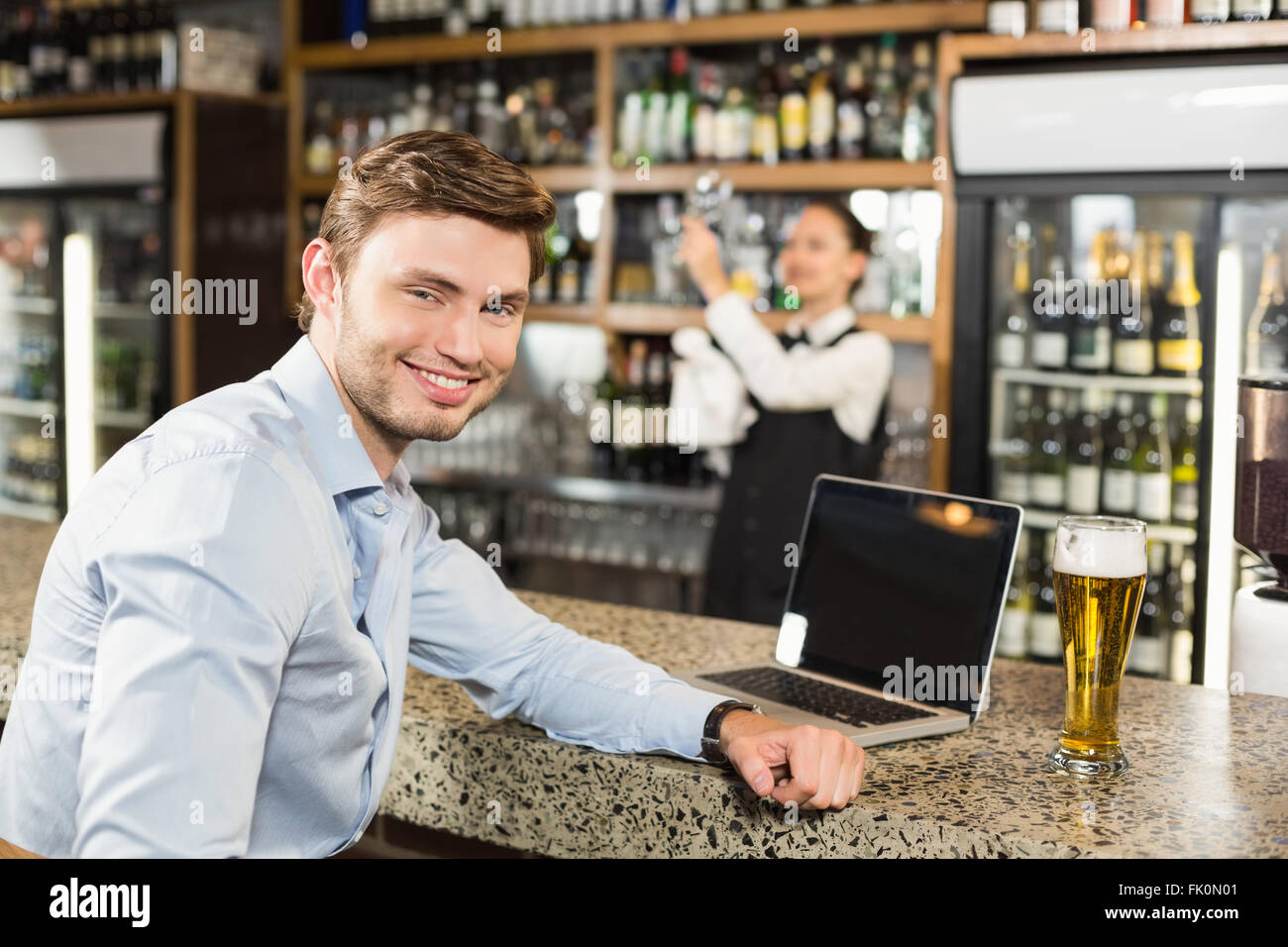 Man and a woman sitting at a bar counter hi-res stock photography and ...
