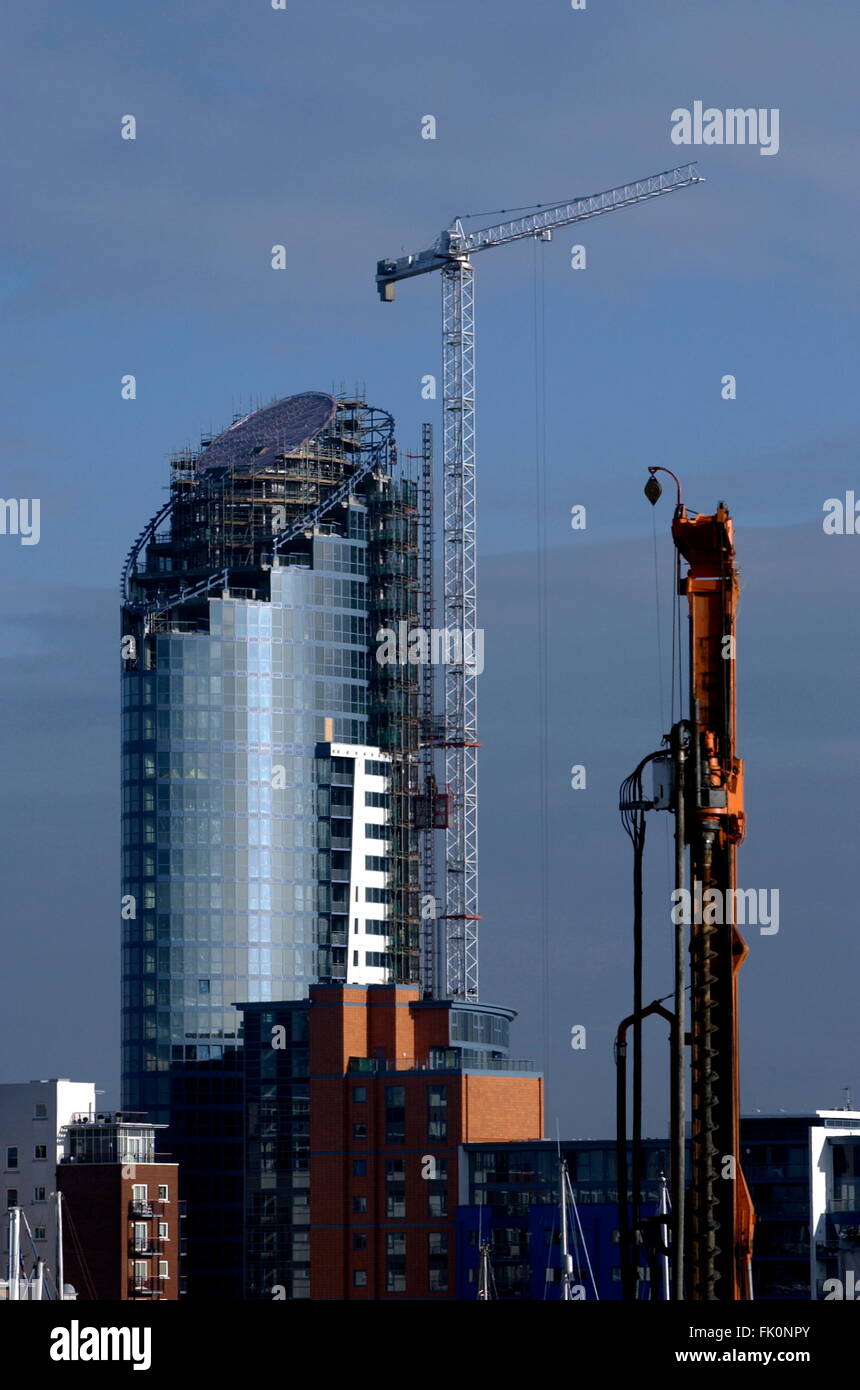 AJAXNETPHOTO. PORTSMOUTH, ENGLAND. - BUILDING BLOCK - TOWER BLOCK AT ...