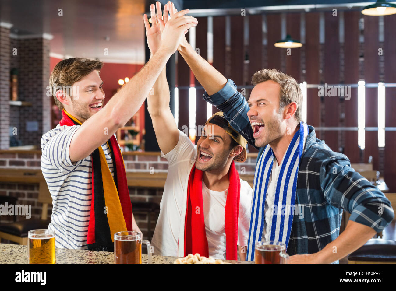 Highfiving hi-res stock photography and images - Alamy