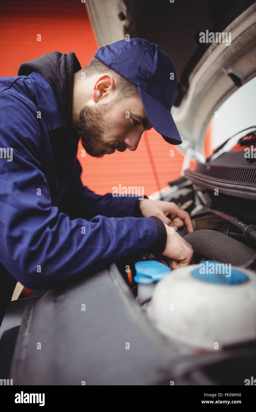 Mechanic fixing hi-res stock photography and images - Alamy