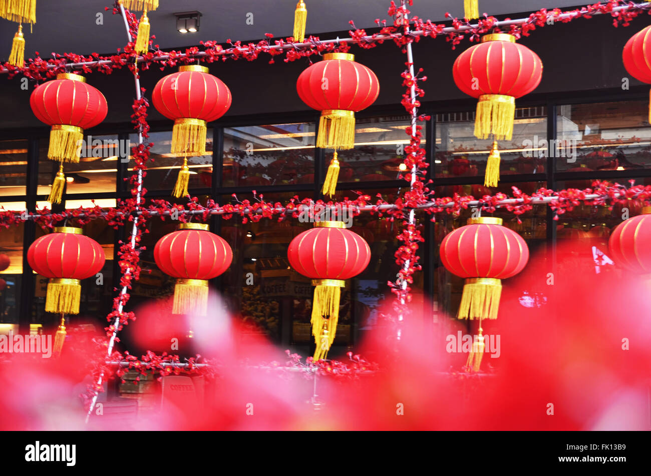 Row of hanging Chinese red lanterns Stock Photo - Alamy
