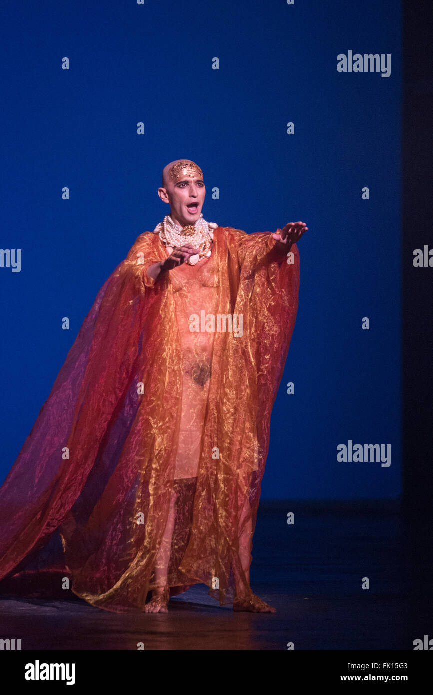 Philip glass akhnaten hi-res stock photography and images - Alamy