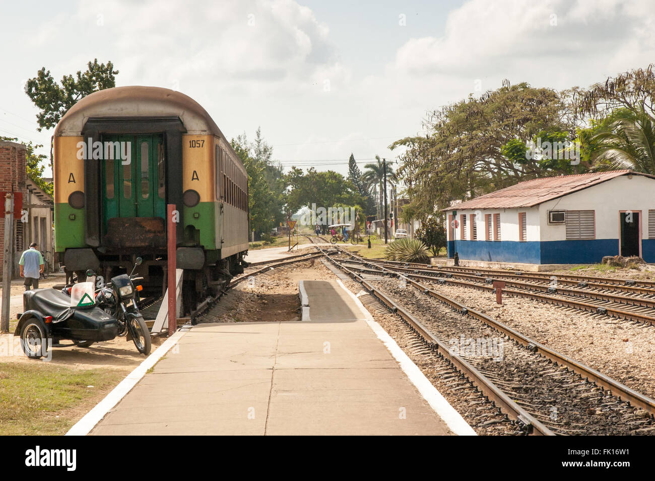 Railway platform at Sancti Spiritus station, Cuba Stock Photo - Alamy