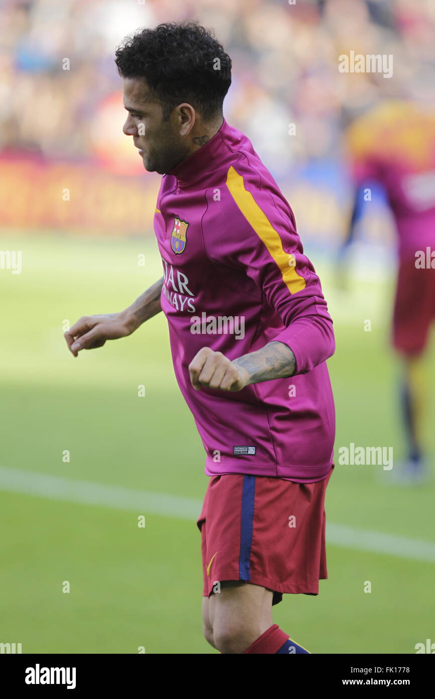 Dani Alves in action during the La Liga match FC Barcelona - Atlético ...