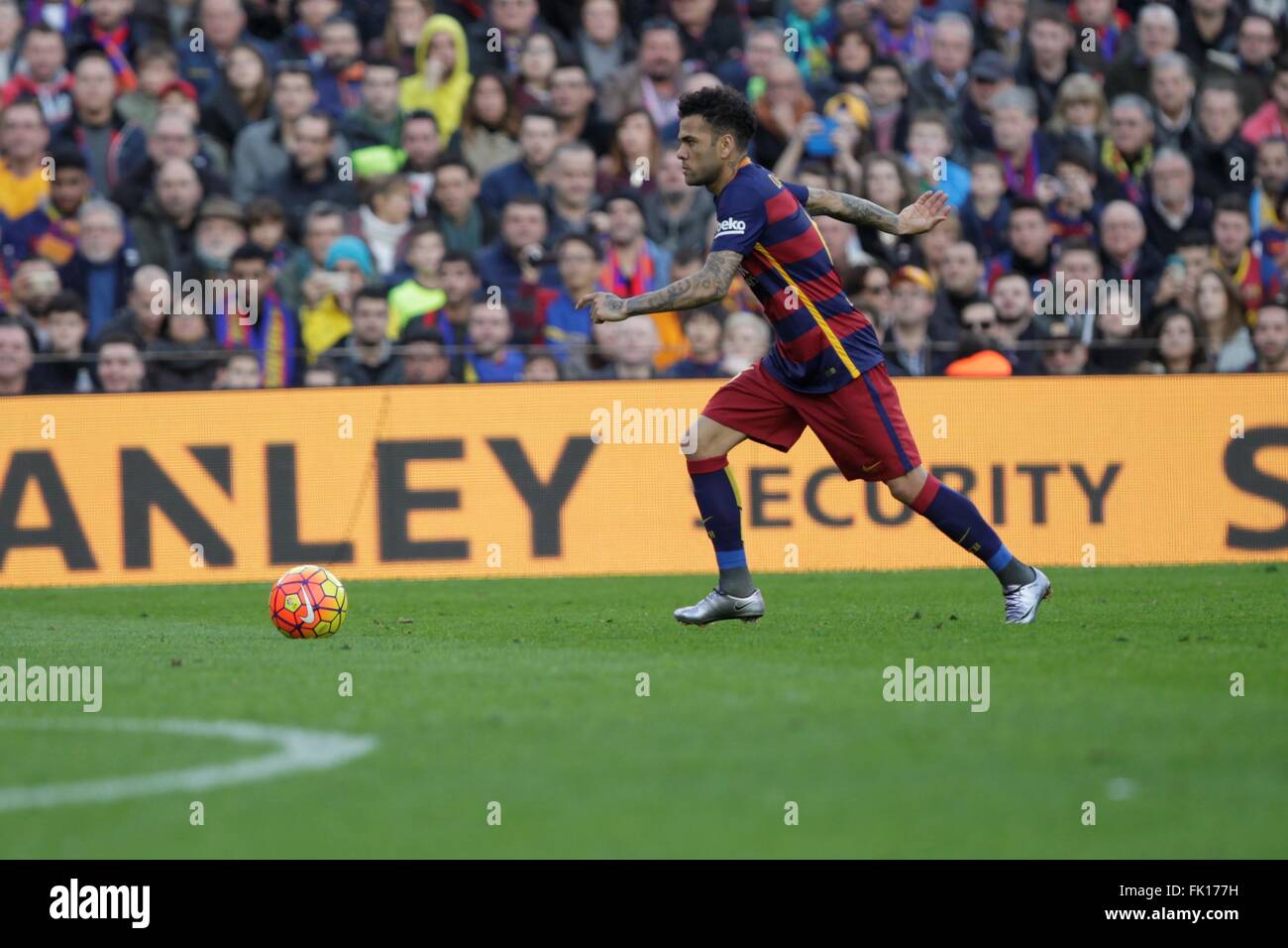 Dani Alves in action during the La Liga match FC Barcelona - Atlético ...