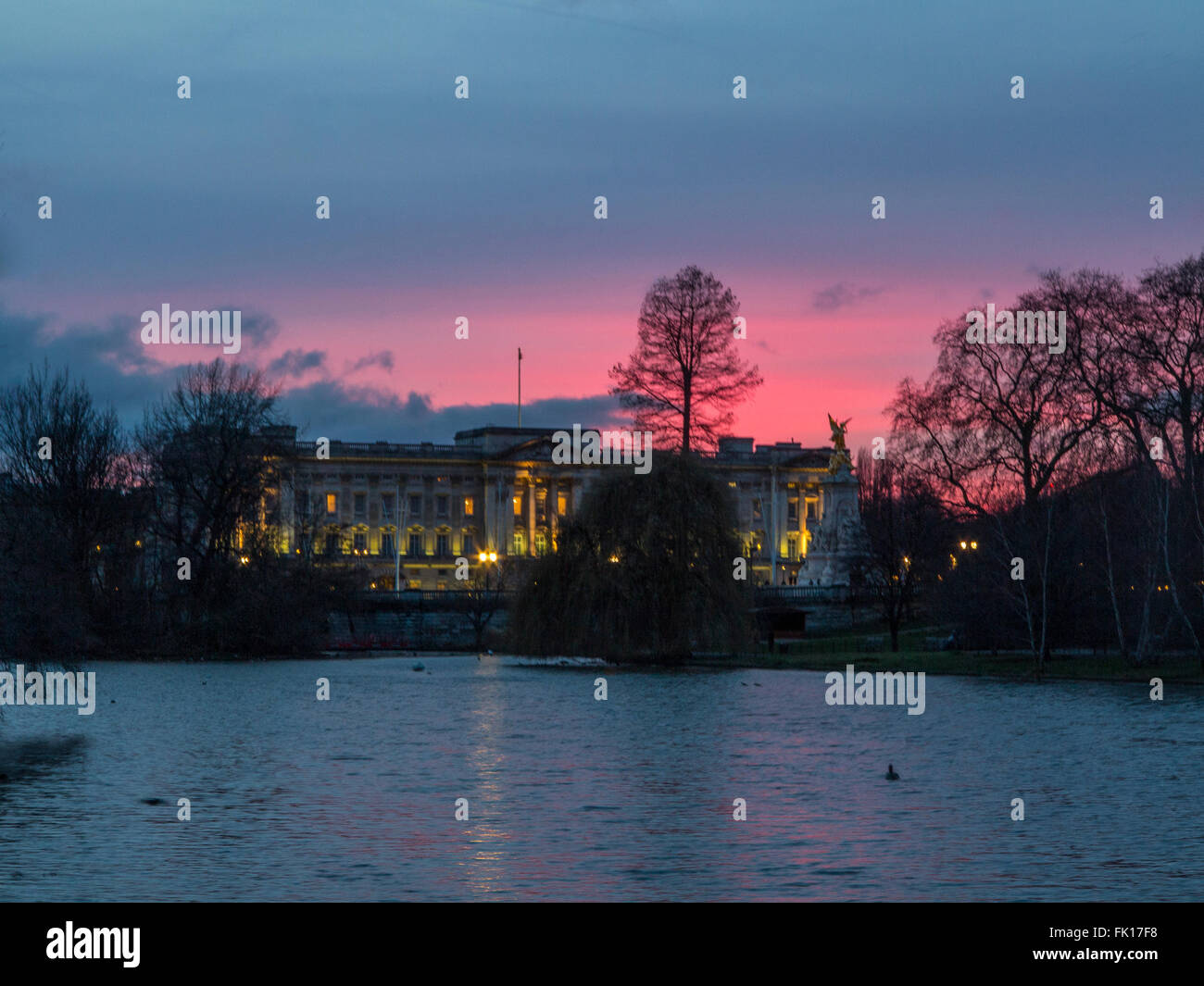 Sunset behind buckingham palace hi-res stock photography and images - Alamy