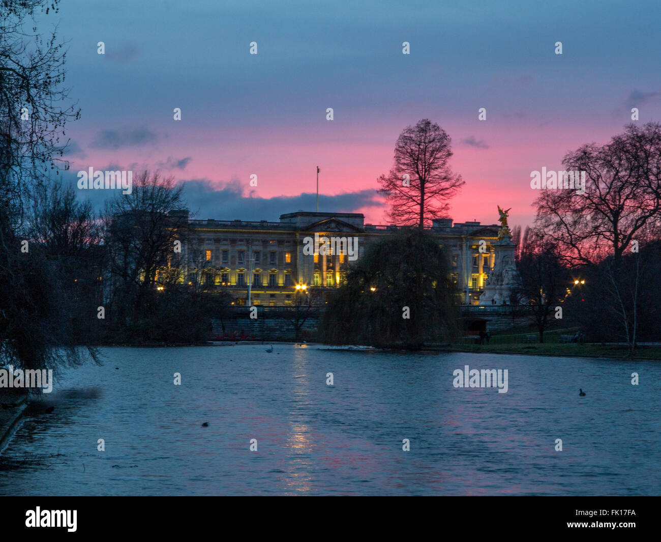 Sunset behind buckingham palace hi-res stock photography and images - Alamy