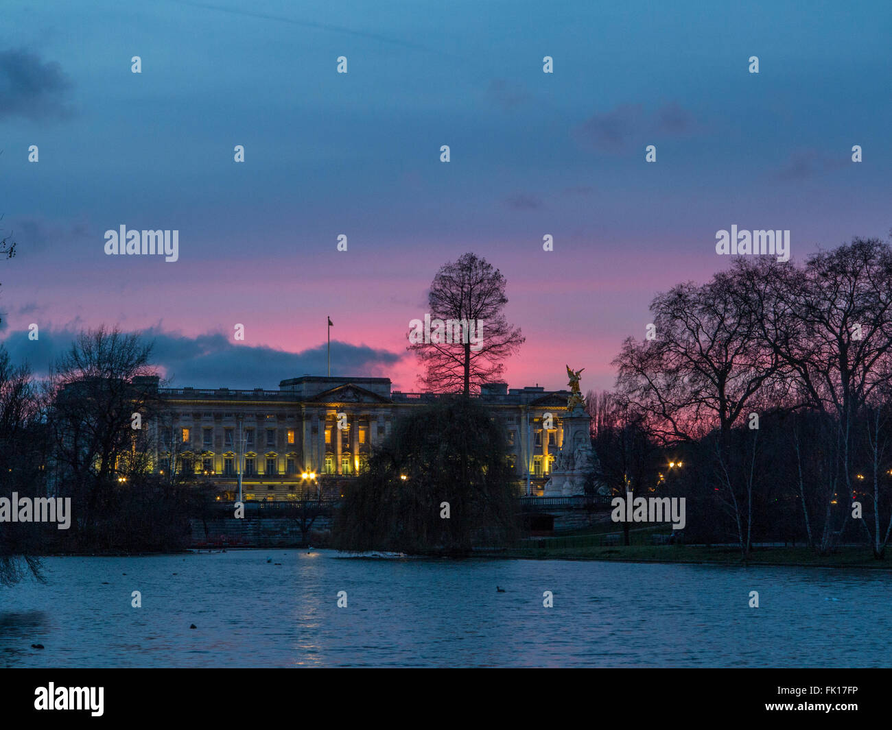 A pink sunset behind Buckingham Palace Stock Photo - Alamy
