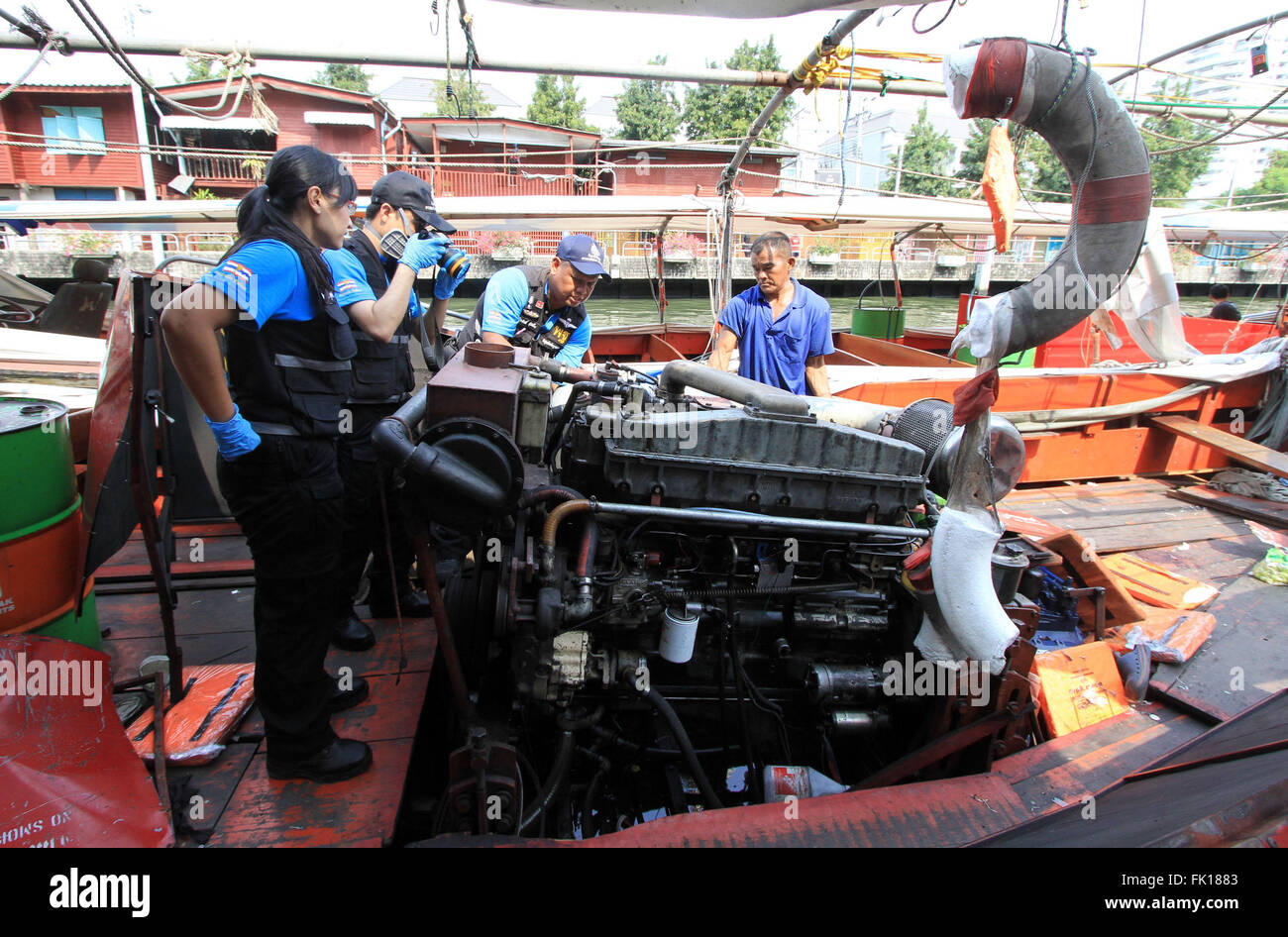 Bangkok. 5th Mar, 2016. Rescuers investigate the scene of a boat ...