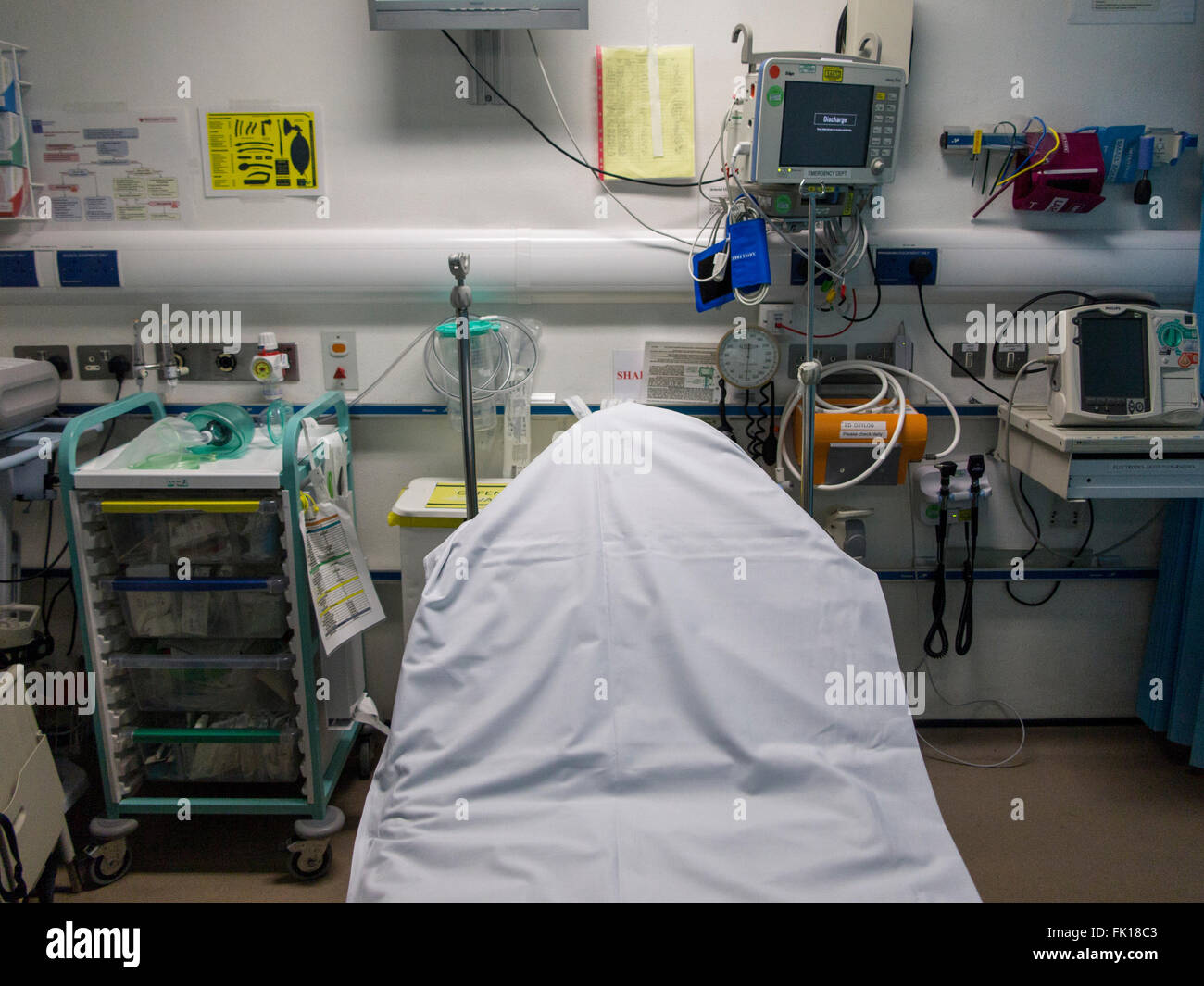 A hospital bed in a&e Stock Photo - Alamy