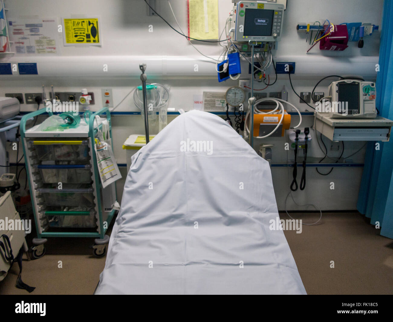 A hospital bed in a&e Stock Photo - Alamy