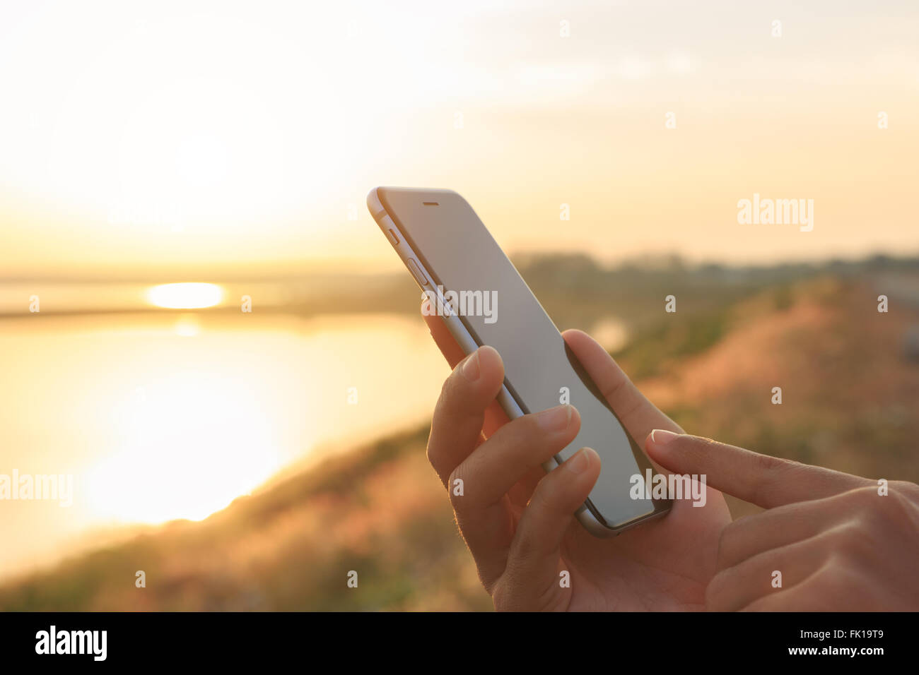 Woman holding iphone 6 hi-res stock photography and images - Alamy