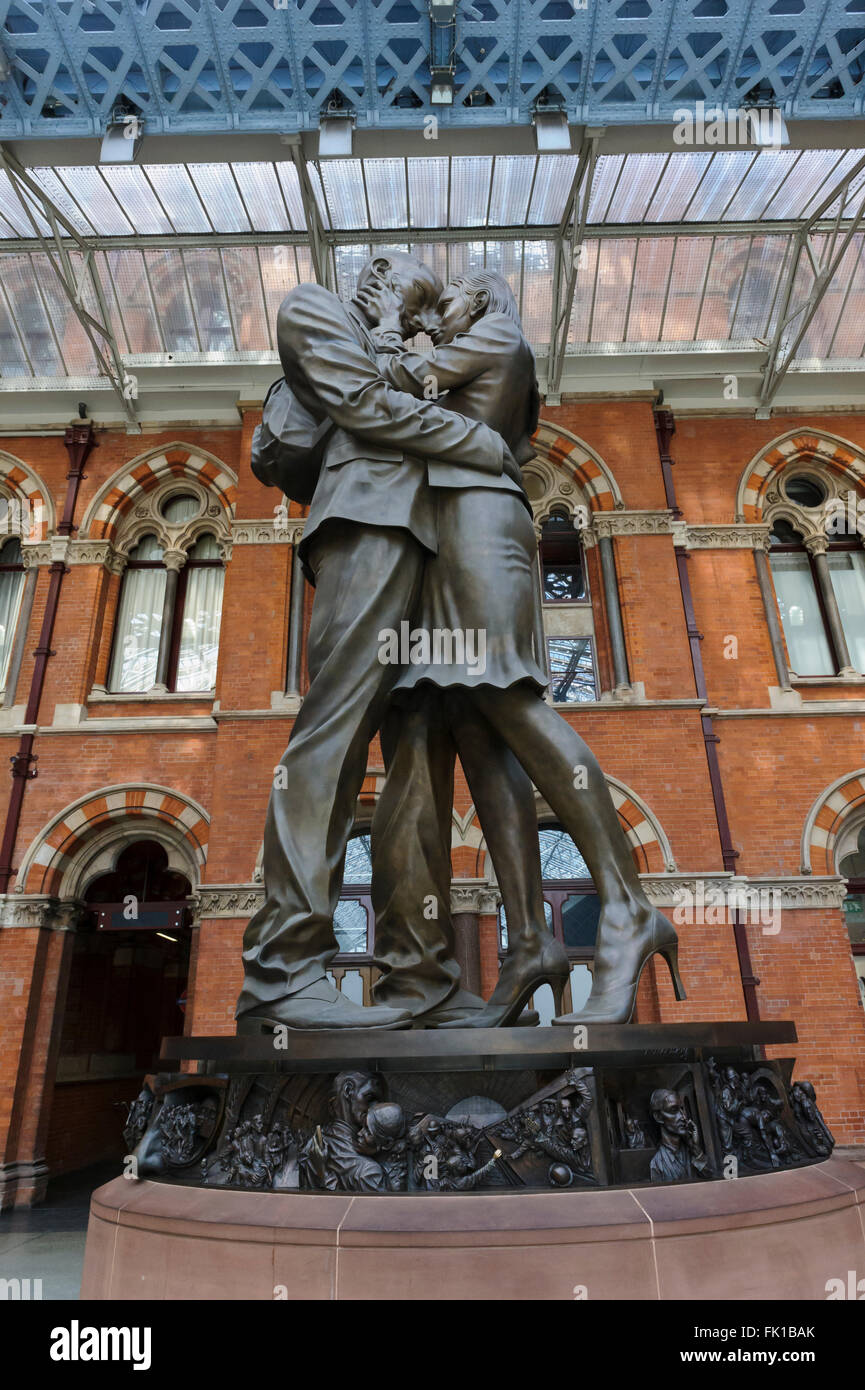 Statue kissing couple st pancras hi-res stock photography and images ...