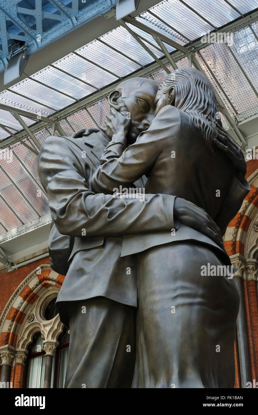 Kiss statue at st pancras hi-res stock photography and images - Alamy