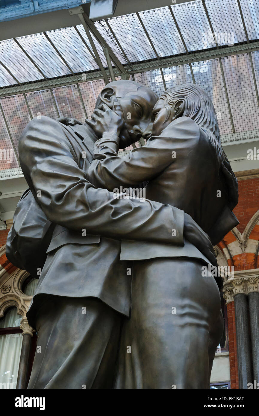Statue kissing couple st pancras hi-res stock photography and images ...