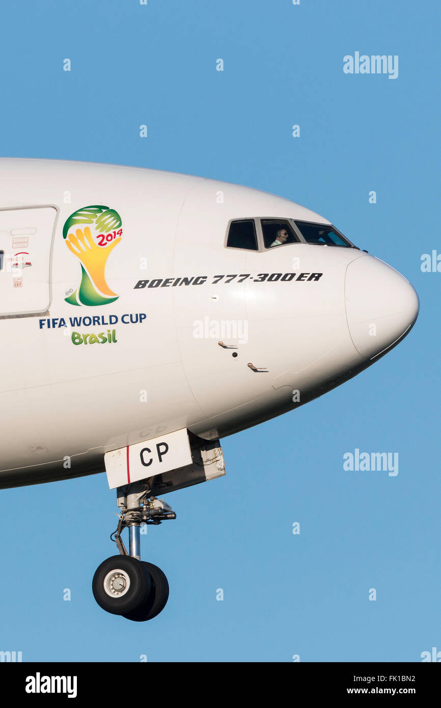 Emirates plane tail hi-res stock photography and images - Alamy
