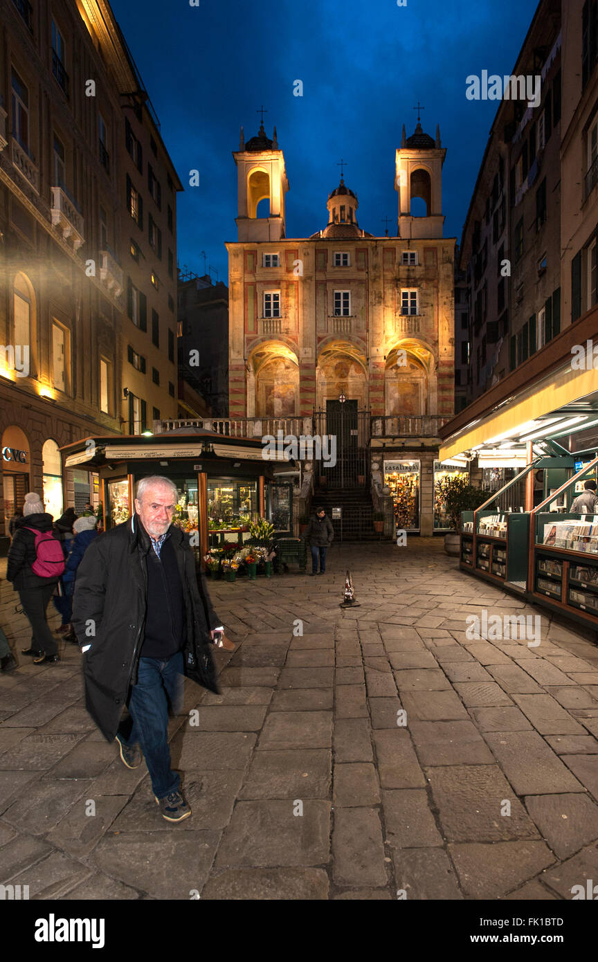 Italy Liguria Genoa Alleys and square Piazza Banchi Stock Photo - Alamy