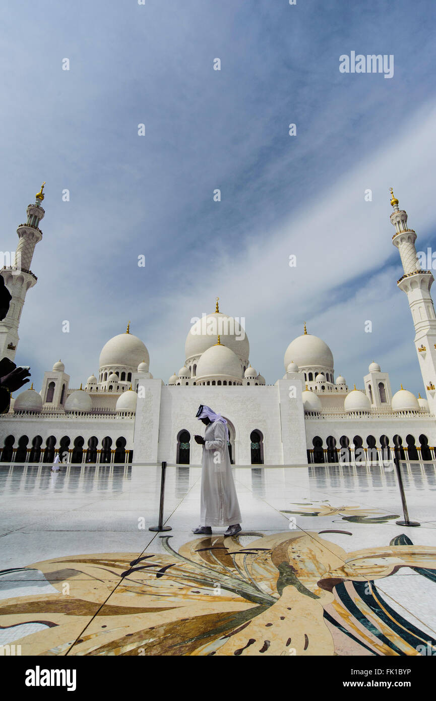 Sheikh Zayed Grand Mosque Tourists taking picture and checking mobile ...
