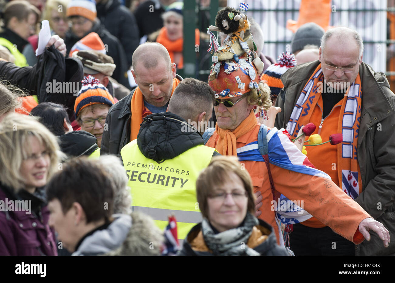 Dutch supporters hi-res stock photography and images - Alamy