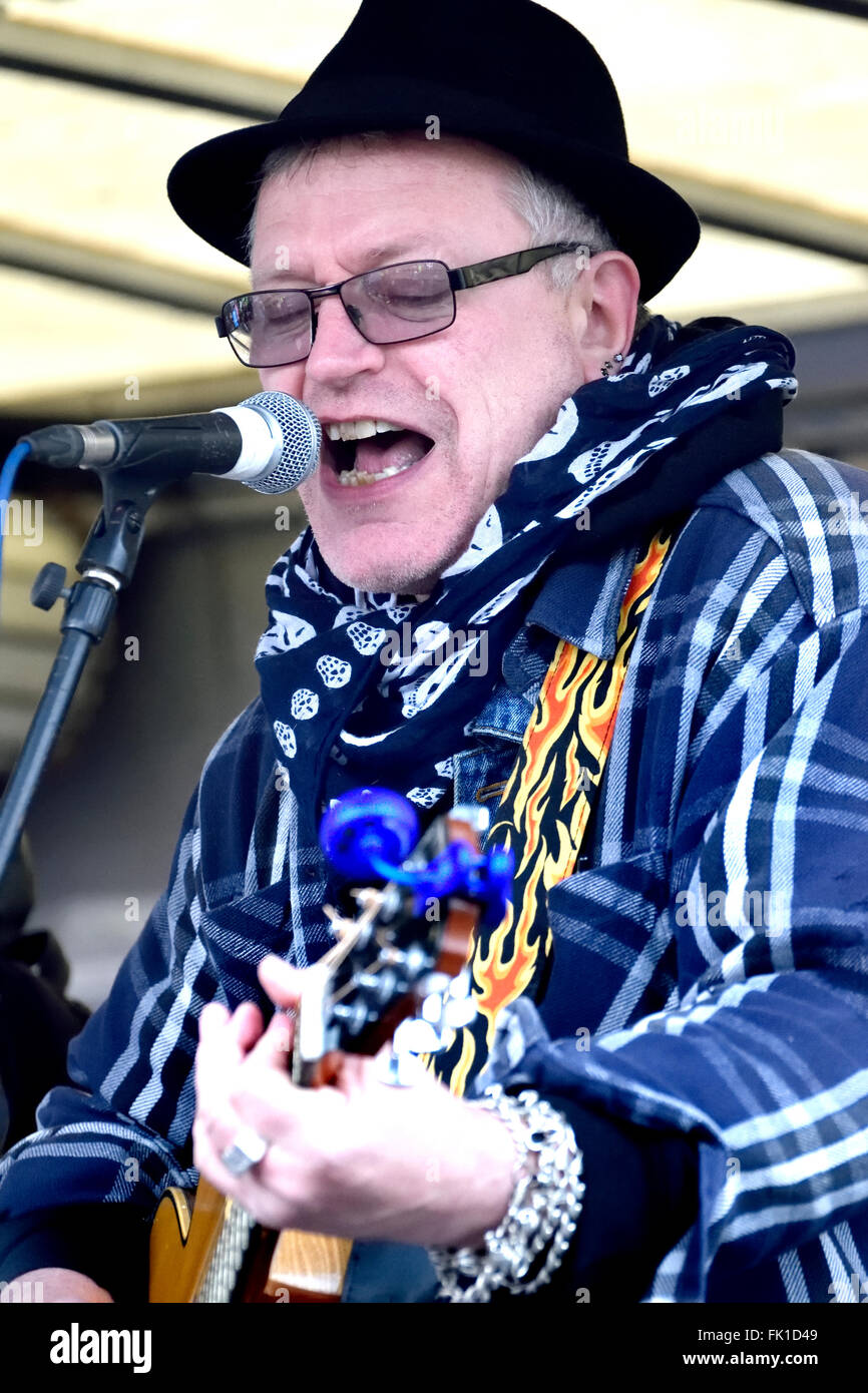 Robb Johnson, political singer / songwriter, performing at Marble Arch ...