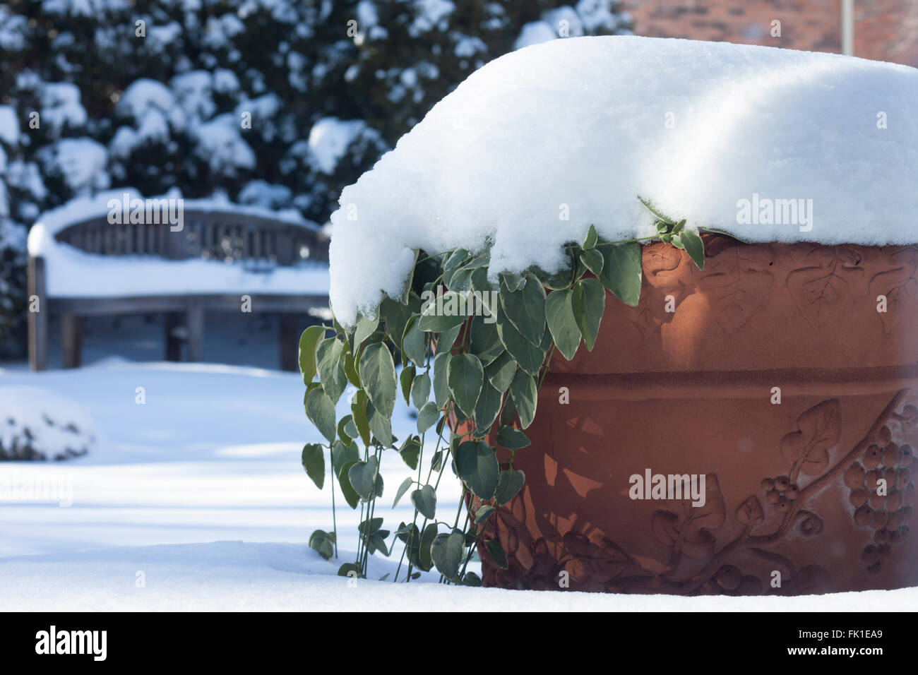 Hanging snow drift hi-res stock photography and images - Alamy