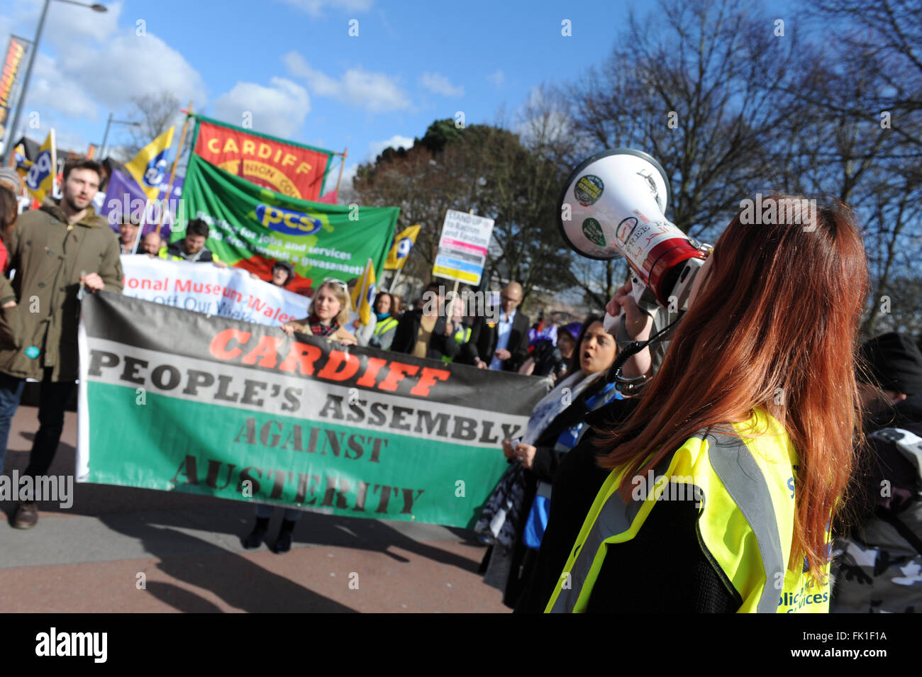 Cardiff, Wales, UK. Crowds gather outside the national Museum of Wales ...