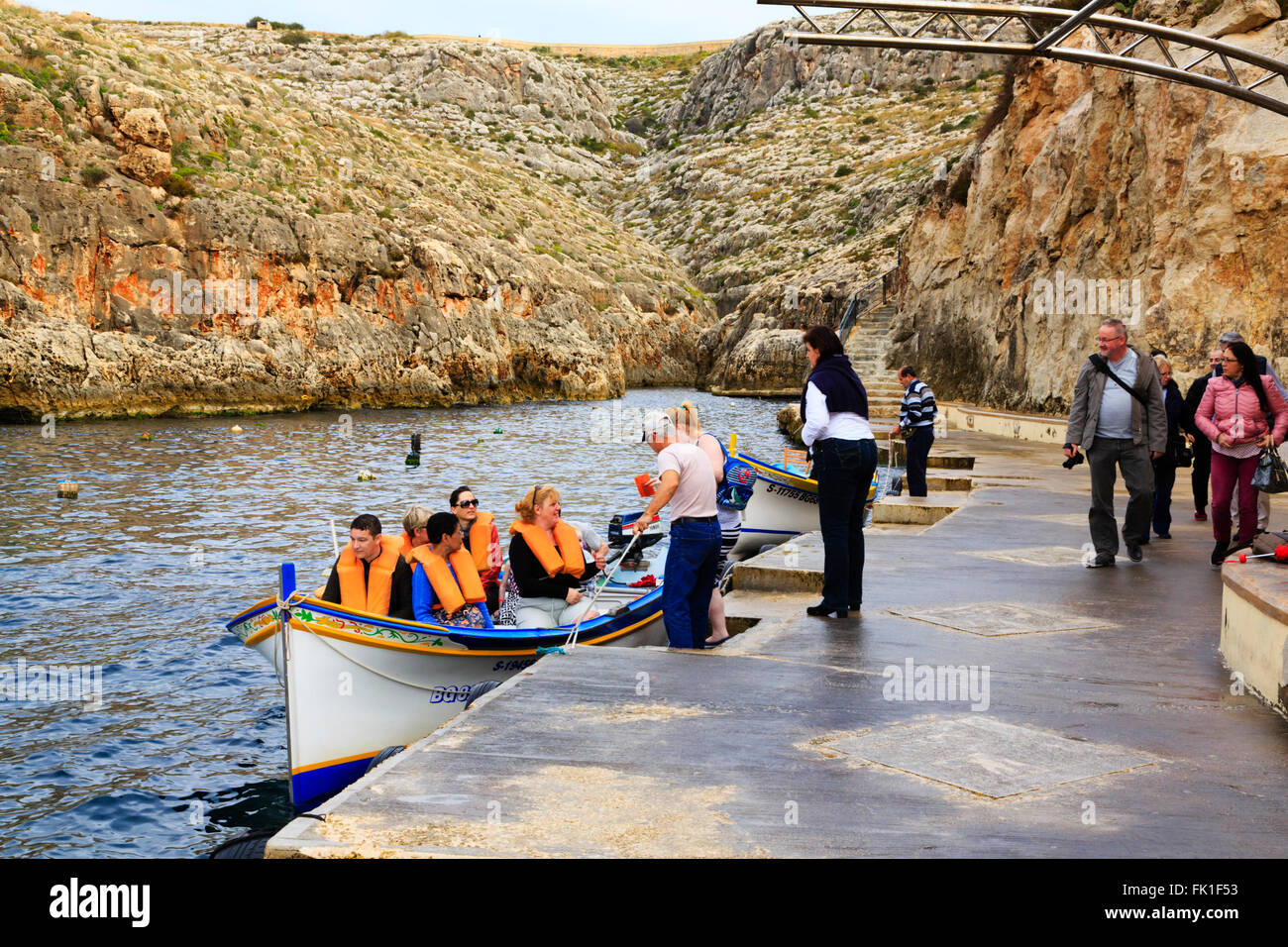 Embarking boats hi-res stock photography and images - Alamy