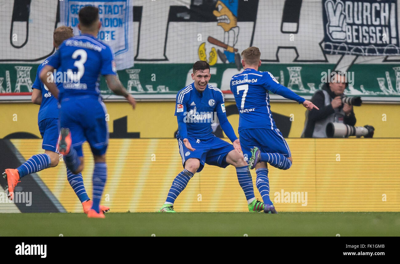 Schalke's Max Meyer (R) celebrates his 0-2 goal with teammate ...