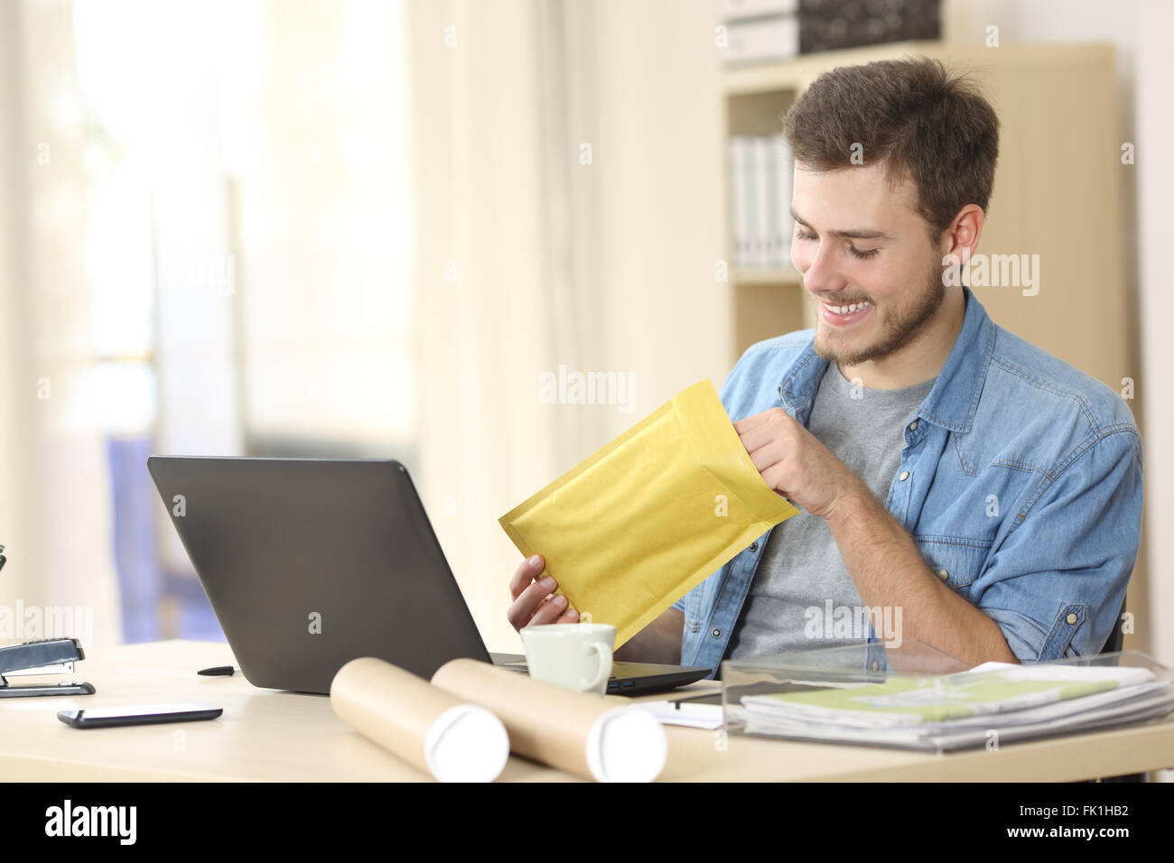 Letter envelope desk hi-res stock photography and images - Alamy