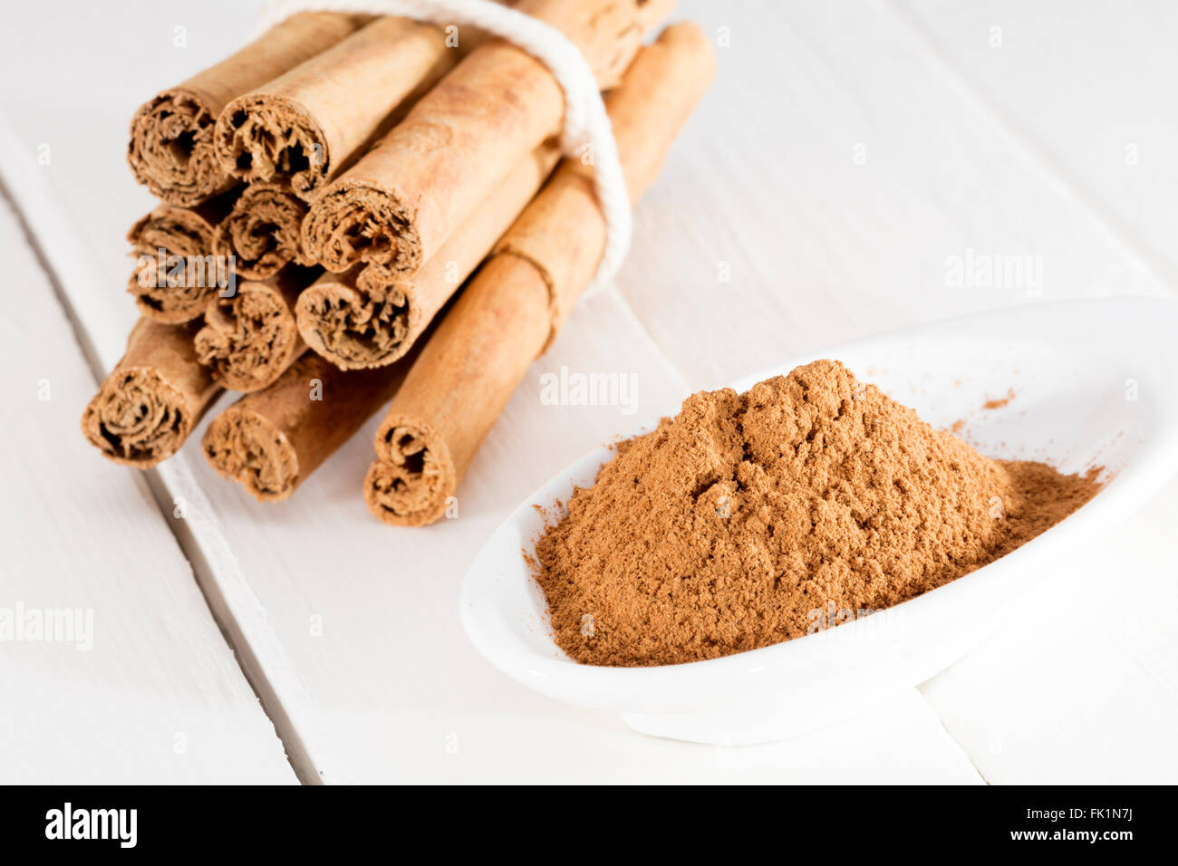 cinnamon stick and ground Stock Photo - Alamy