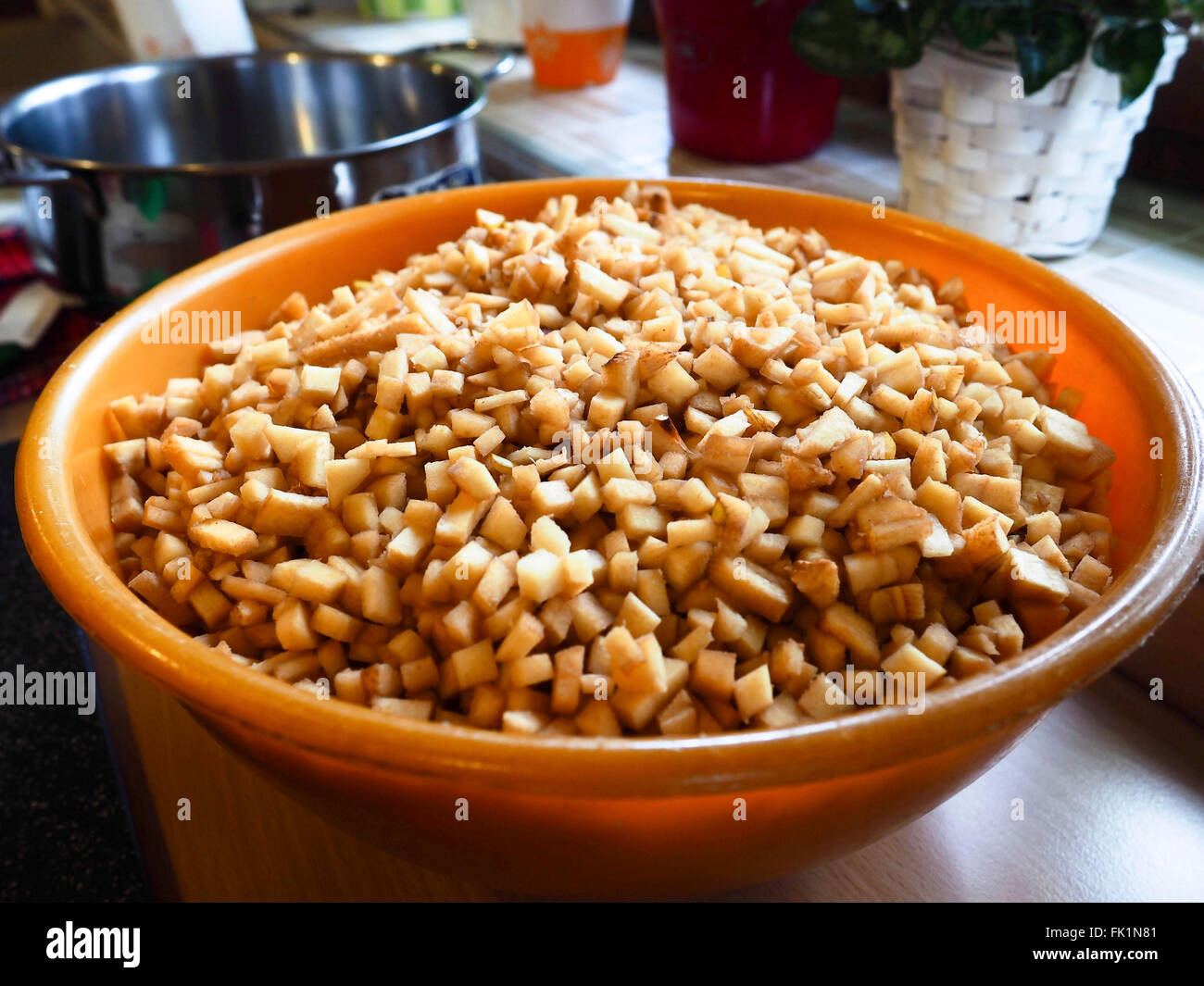 Quince cut apple Stock Photo - Alamy