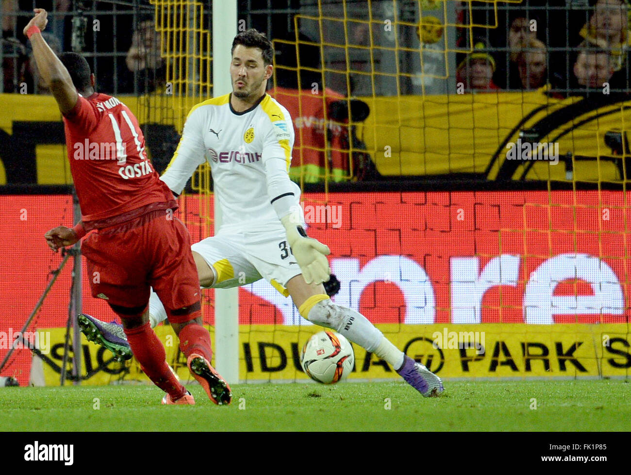 Dortmund, Germany. 05th Mar, 2016. Munich's Douglas Costa (L) and ...