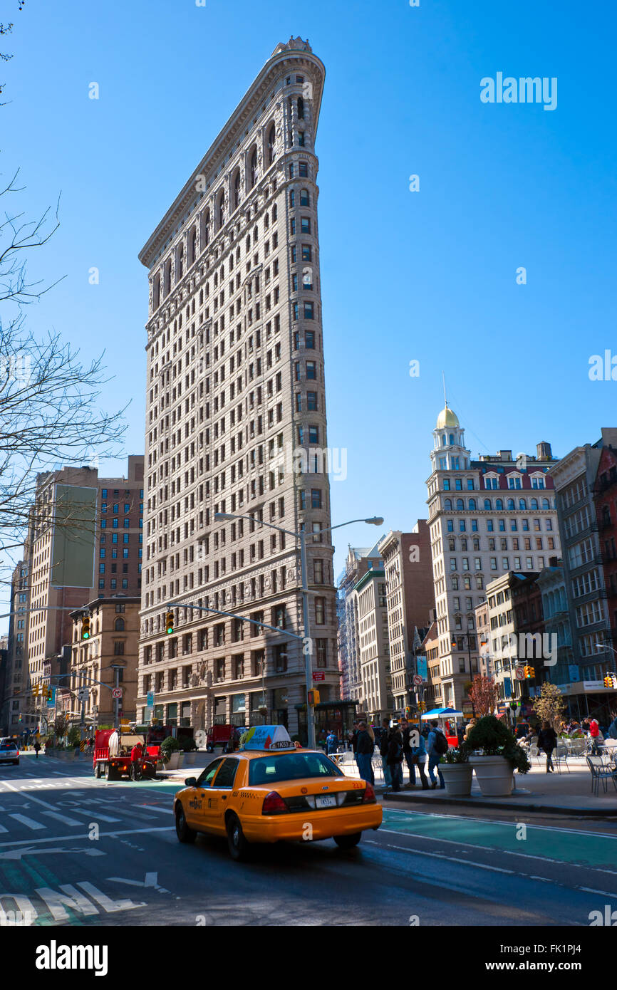 Urban scene flatiron building on hi-res stock photography and images ...